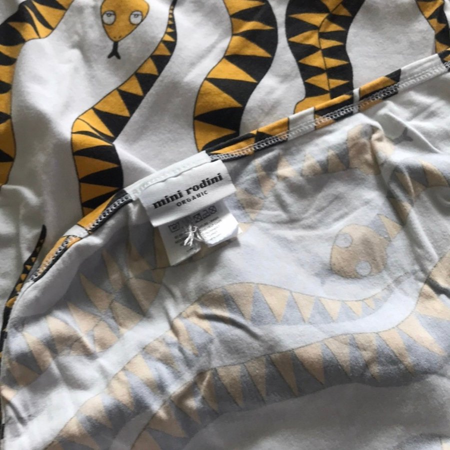 Mini Rodini vitt, gult och svart filt med orm | Köp på Tradera (702648628)