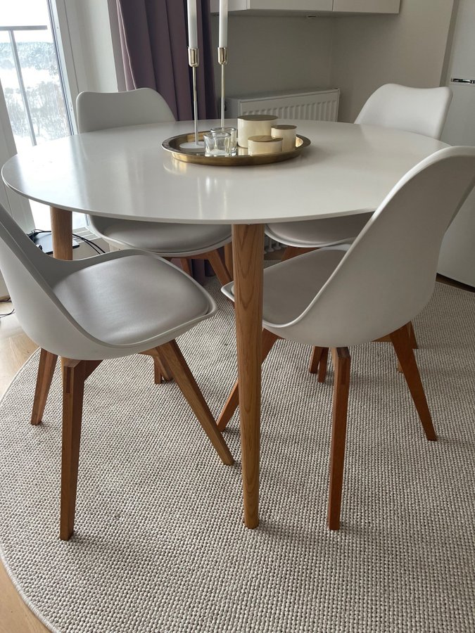 Se produkter som liknar 4 vita Mio-stolar med träben,.. på Tradera ...