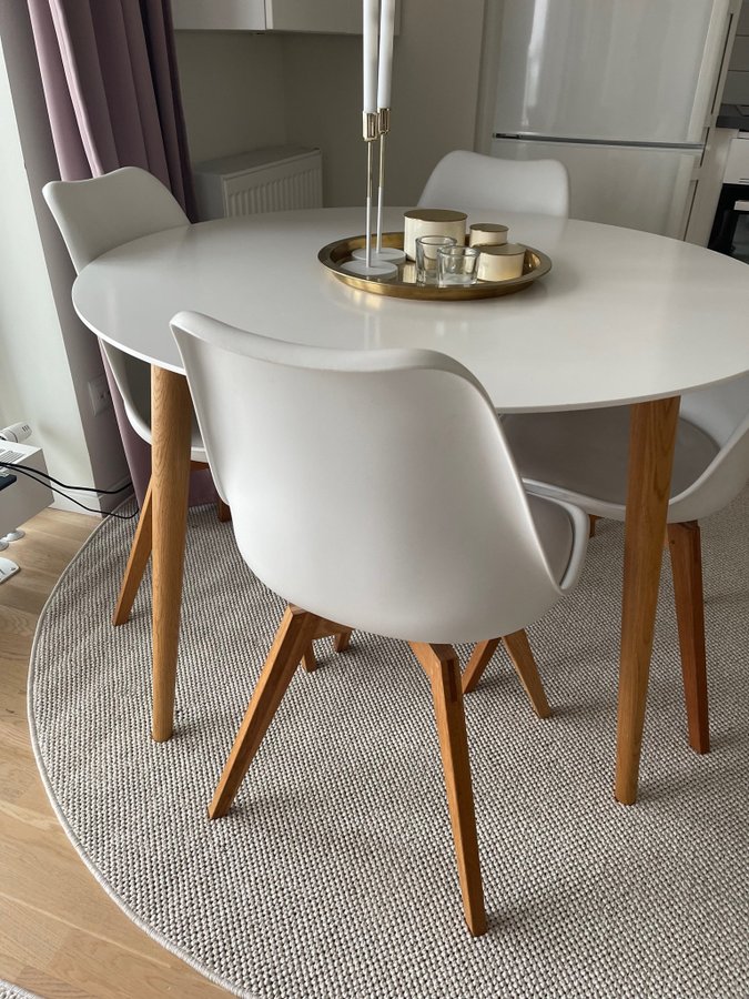 Se produkter som liknar 4 vita Mio-stolar med träben,.. på Tradera ...