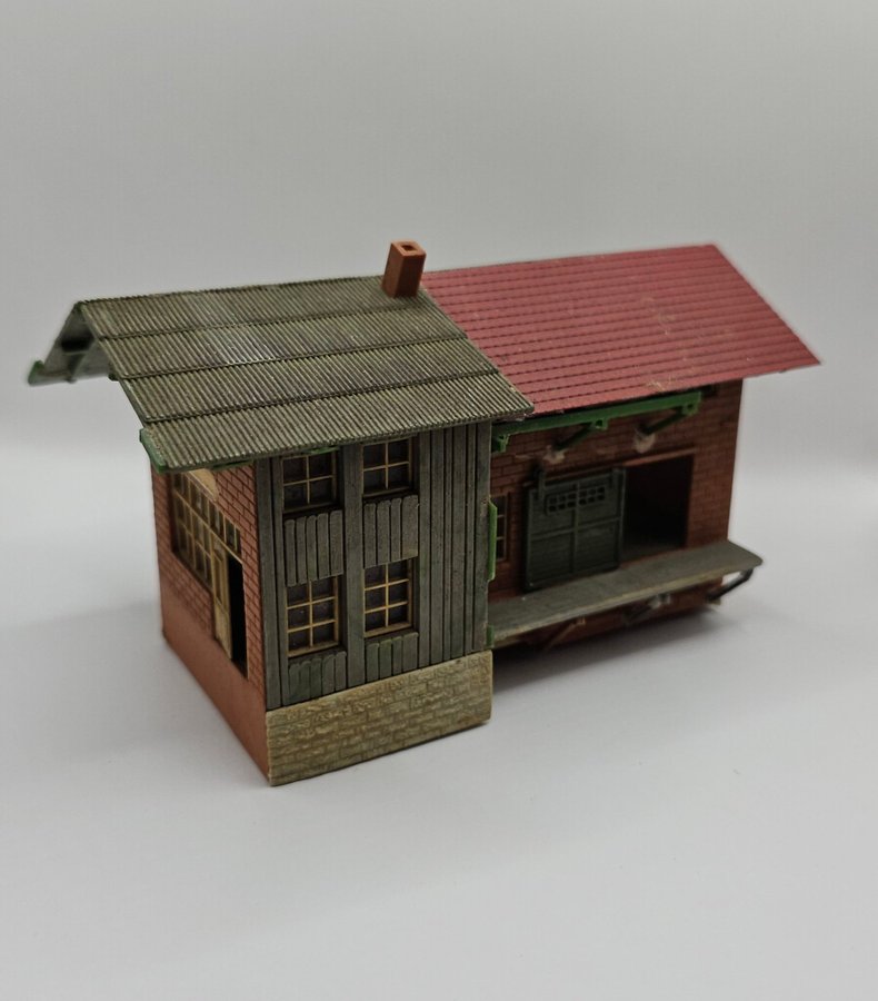 Karaktärsfull lastbyggnad i H0-skala – Faller 154 | Köp på Tradera ...