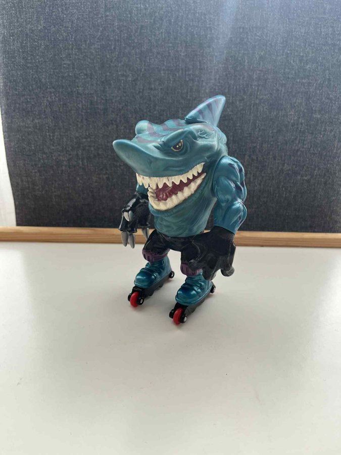 Se produkter som liknar Vintage Street Sharks leksaks.. på Tradera ...