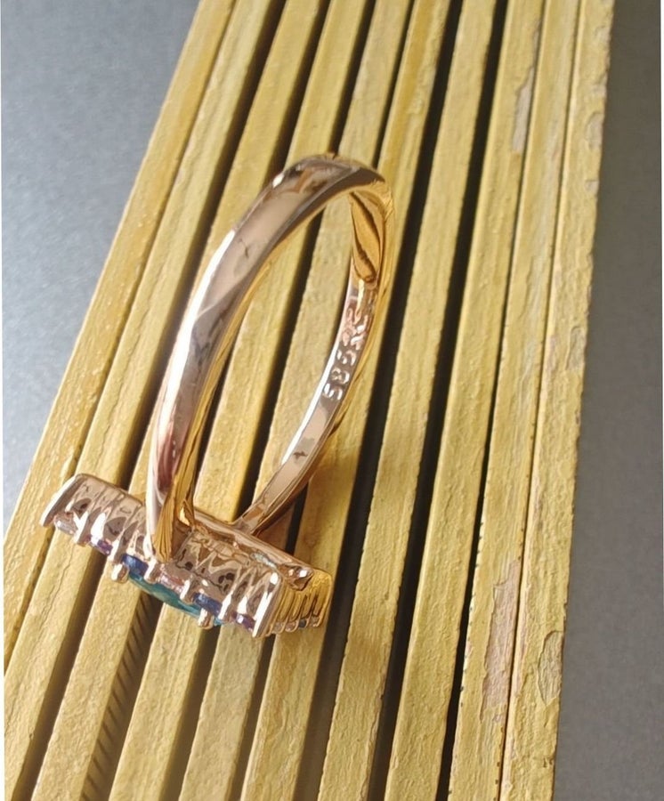 Se produkter som liknar Ring med blå sten och detaljer på Tradera ...
