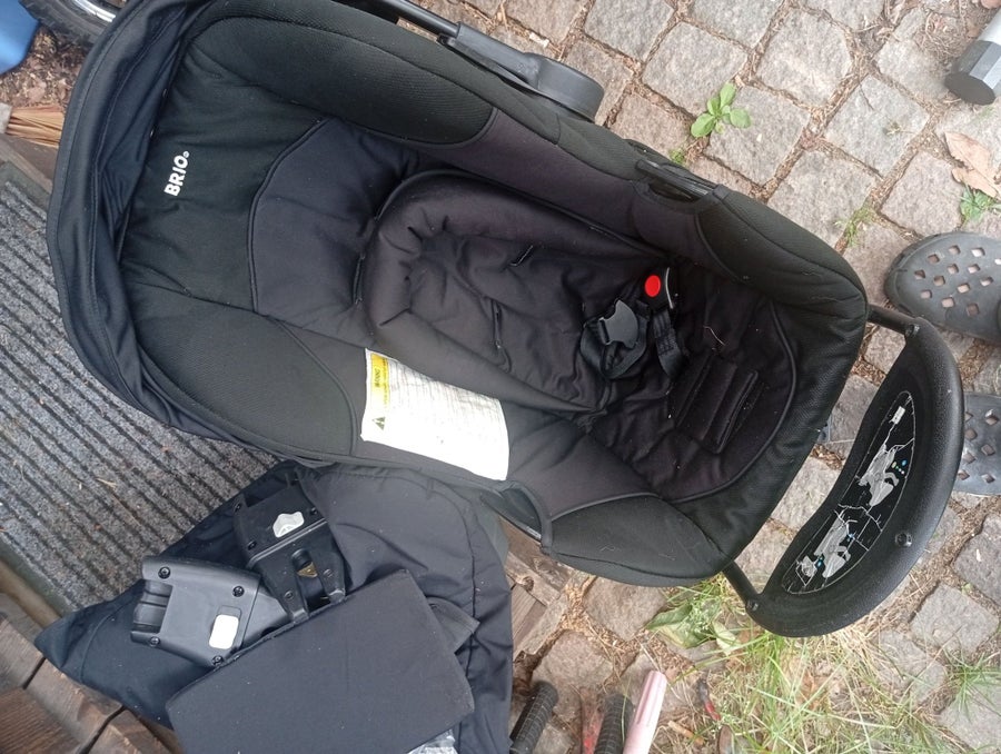 Se produkter som liknar Brio Bilbarnstol säker i bilen på Tradera ...