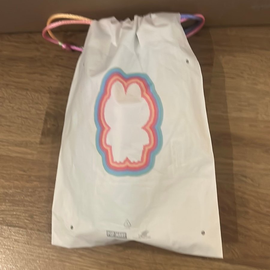 Se produkter som liknar Helt ny öppnad Pop Mart Big I.. på Tradera ...