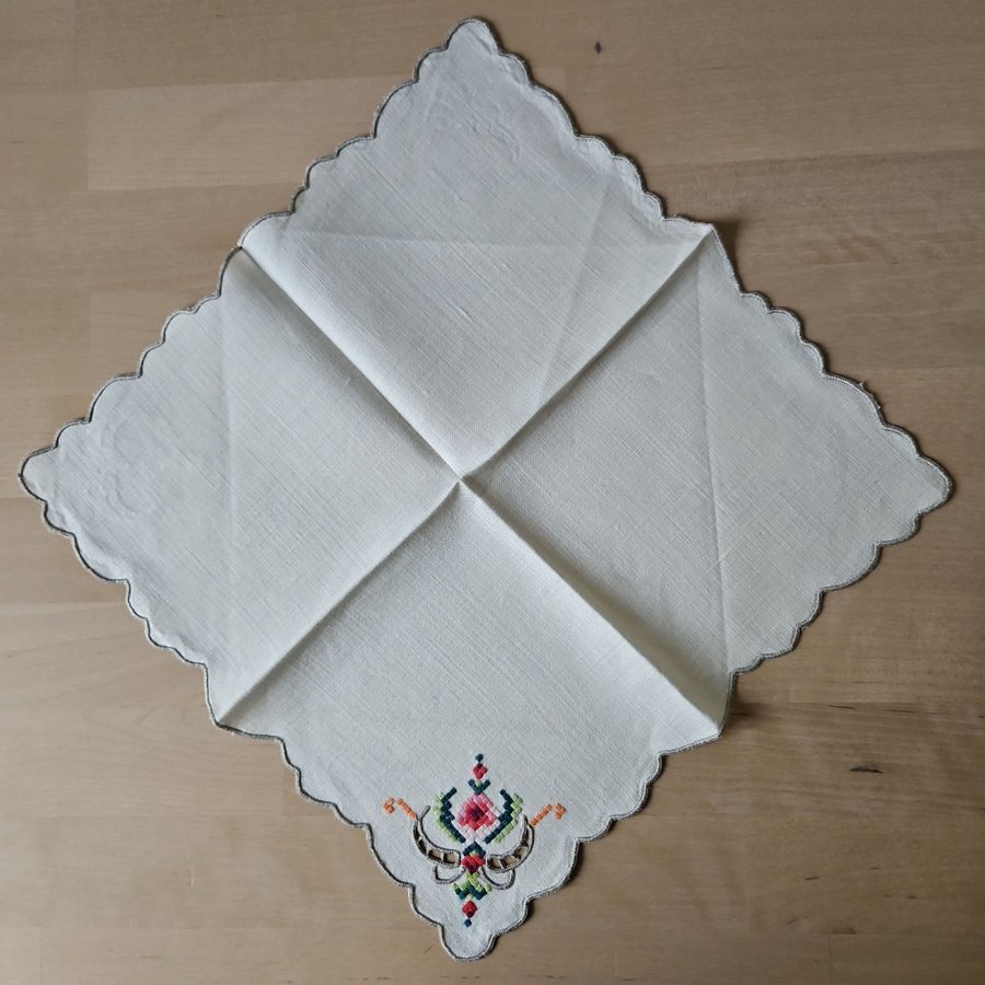 Vintage fyra broderade dukar | Köp på Tradera (702583476)