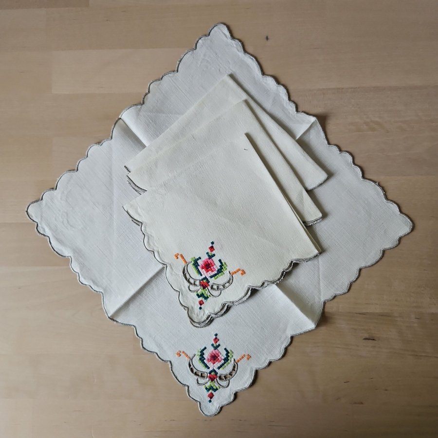 Vintage fyra broderade dukar | Köp på Tradera (702583476)