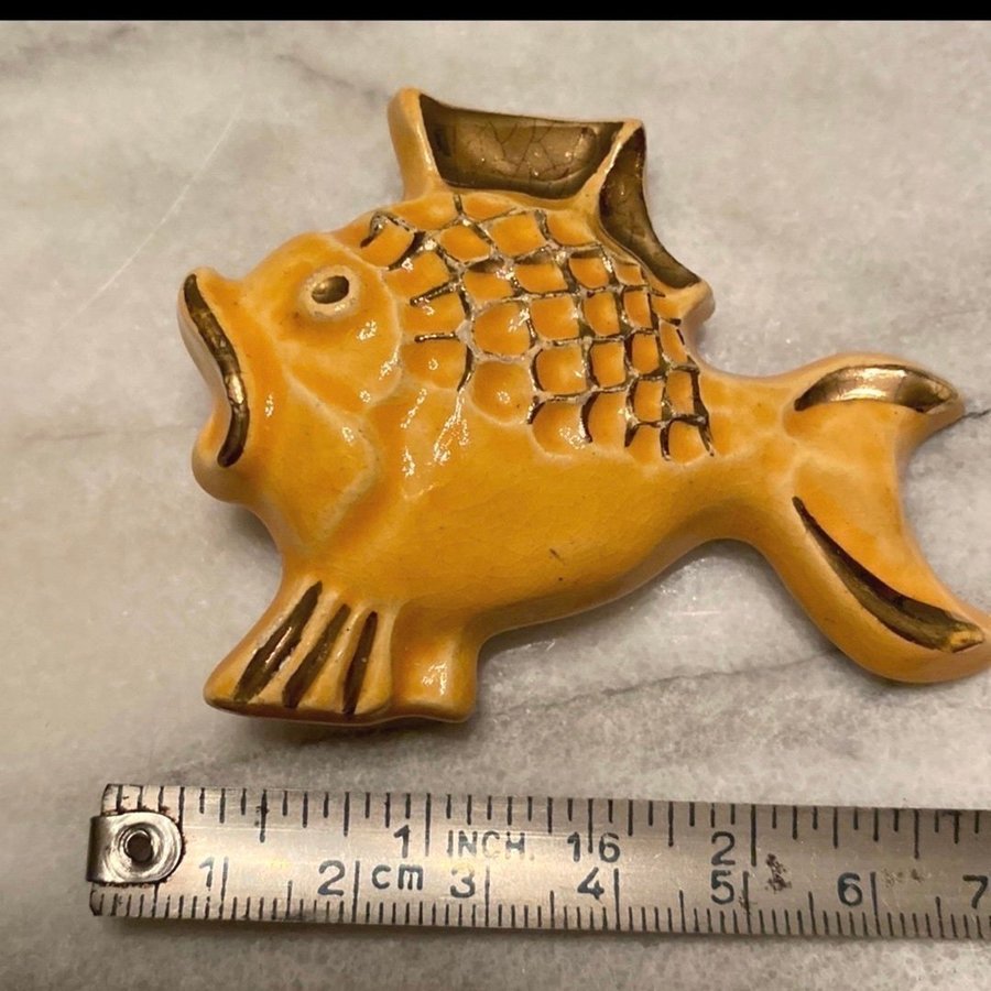 Vintage brosch i form av en fisk i keramik - gu.. | Köp på Tradera ...