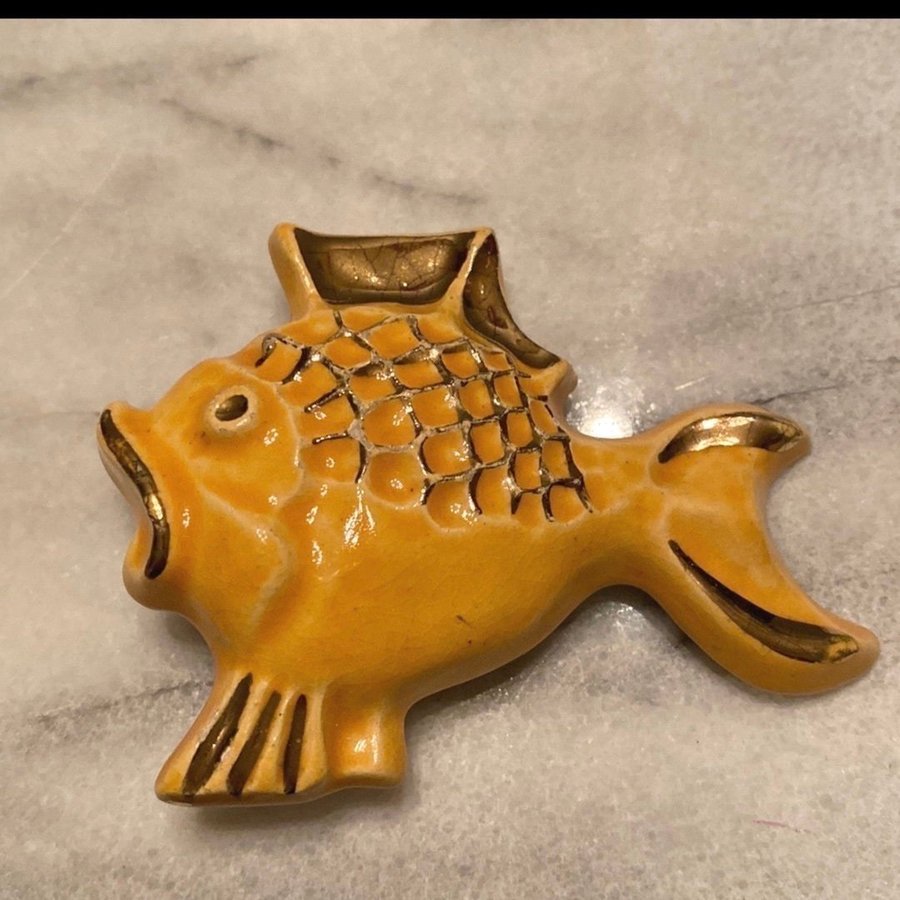 Vintage brosch i form av en fisk i keramik - gu.. | Köp på Tradera ...