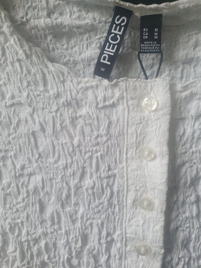 PIECES Sååå fin vit croppad stretchtop i stl M | Köp på Tradera (709055391)