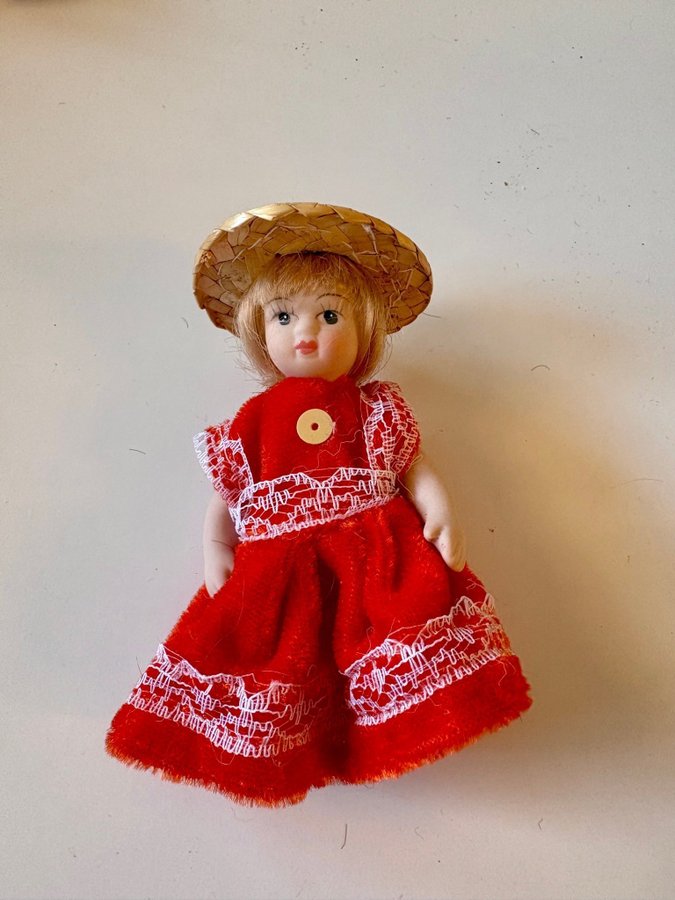 Vintage liten porslinsdocka med kläder | Köp på Tradera (692592316)