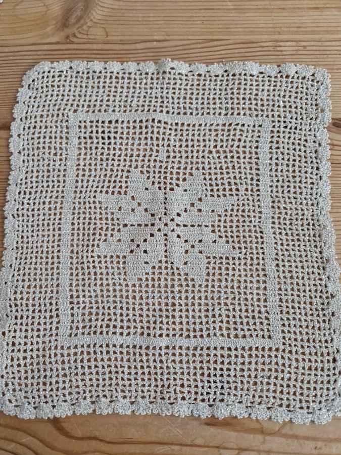 2 Virkade dukar med stjärnor glitter tråd jul a.. | Köp på Tradera ...