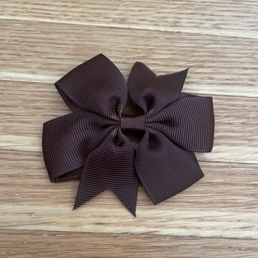 Brun rosett hårklämma 8 cm | Köp på Tradera (711331769)