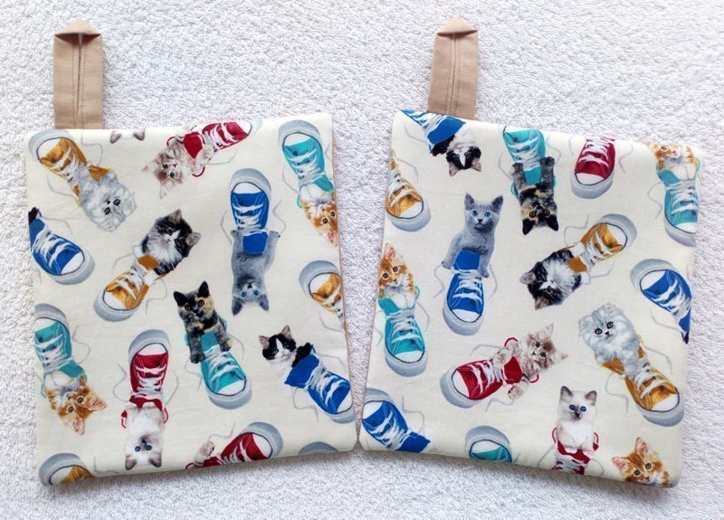 Kattungar leker med gympaskor. Grytlappar. Hand.. | Köp på Tradera ...