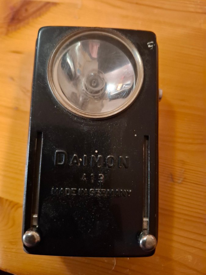Daimon 413 - Vintage Ficklampa vitt / rött/ grö.. | Köp på Tradera (711339410)