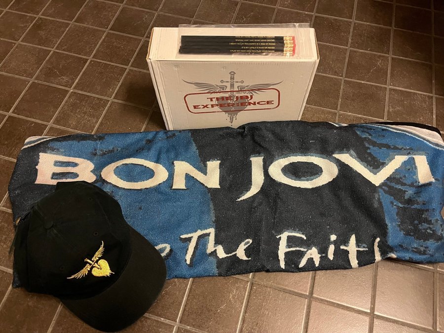 Bon Jovi Experience Set med Keps, Handduk, Låda.. | Köp på Tradera ...