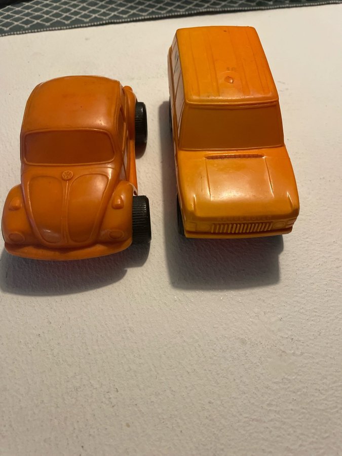 Leksaksbilar 2 st i plast | Köp på Tradera (734016059)