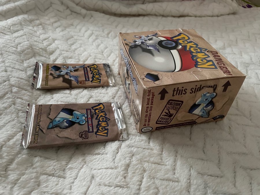 Se produkter som liknar Pokémon Fossil Tom Öppnad Boo.. på Tradera ...