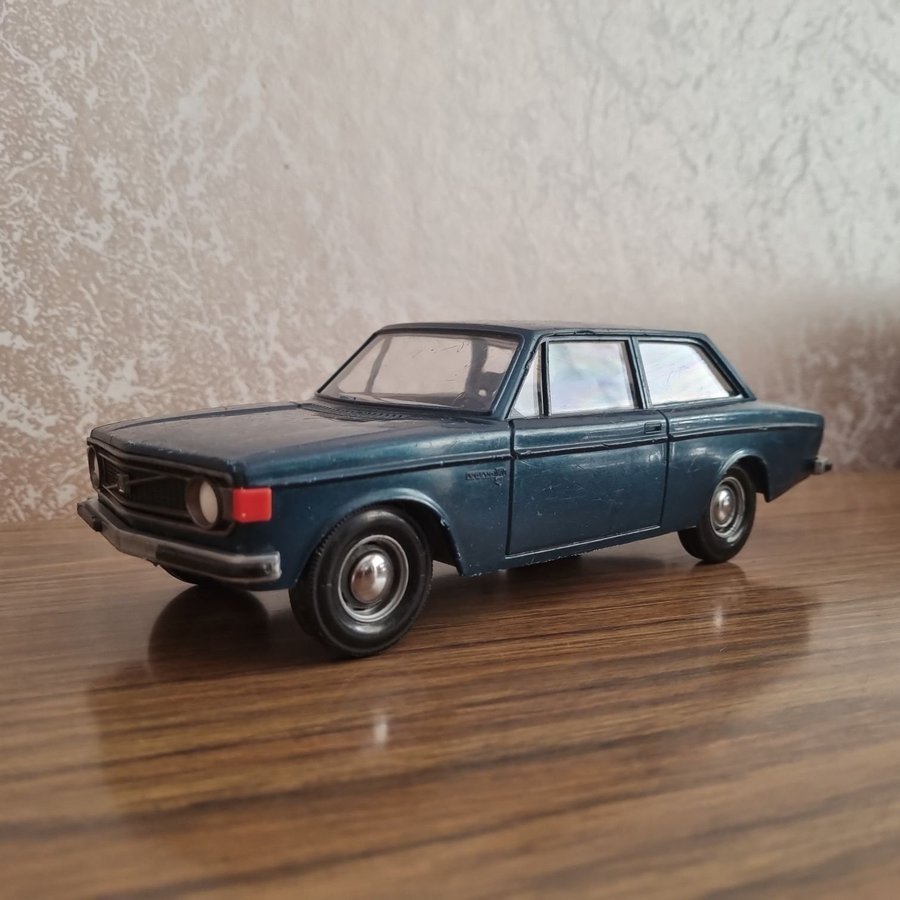 Se produkter som liknar Volvo 142 plast leksaksbil på Tradera (619197947)