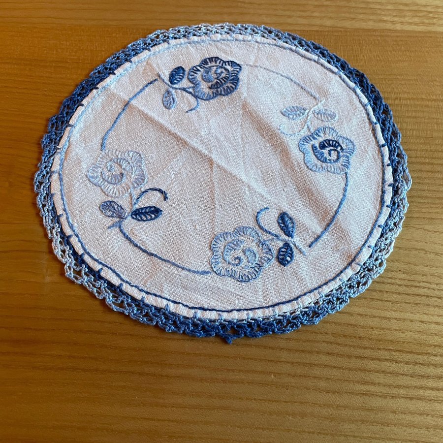 Två små runda dukar med blåa blommor och spets | Köp på Tradera (702527289)
