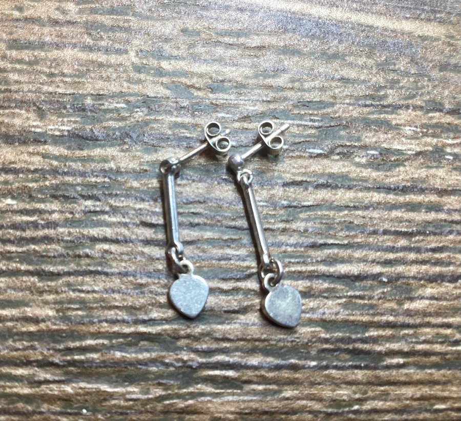 Hjärtformade örhängen med blå sten | Köp på Tradera (713939753)