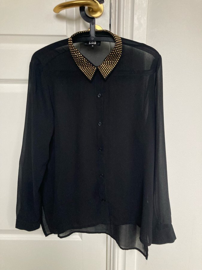 Svart blus med festlig krage M Bik Bok skjorta | Köp på Tradera (710934520)