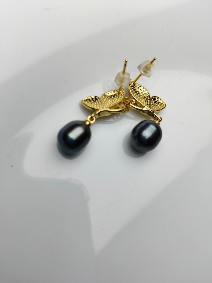 Örhängen med fjärilsdesign och svarta äkta sötv.. | Köp på Tradera ...