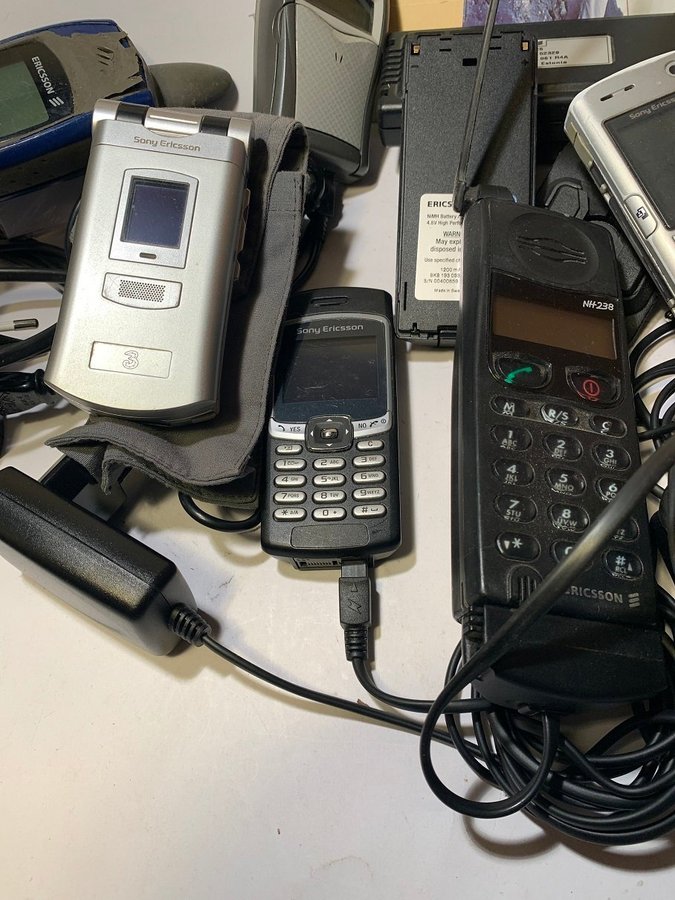 8 ST ERICSSON GAMLA MOBILER. MED DIV. TILLBEHÖR. | Köp på Tradera ...