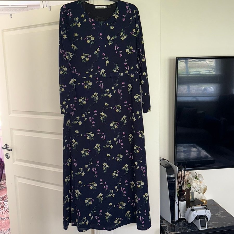 Linna Ling mörkblå klänning med blommigt mönste.. | Köp på Tradera ...