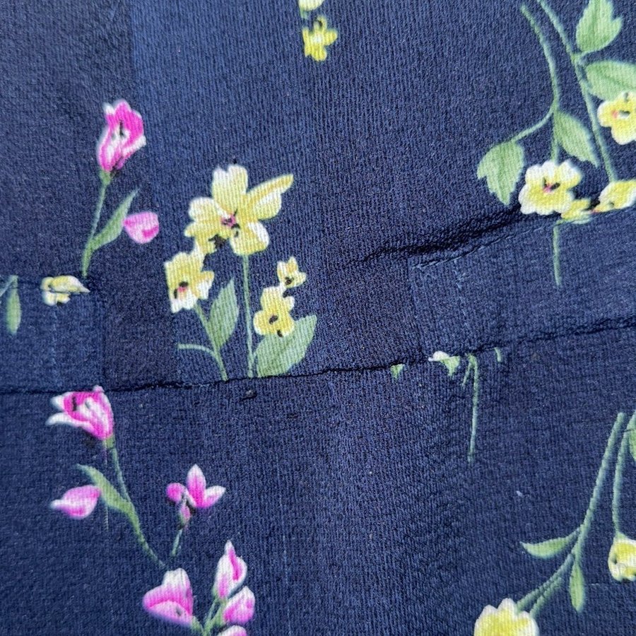 Linna Ling mörkblå klänning med blommigt mönste.. | Köp på Tradera ...