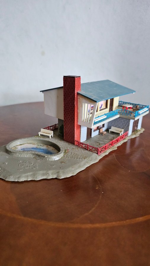 Faller 523 – Modern villa med pool | Köp på Tradera (681927621)