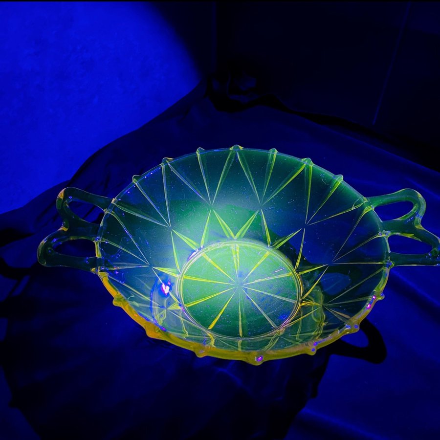 Vintage Flourescent Glass - Art Deco Amber Bowl.. | Köp på Tradera ...