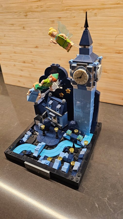 LEGO Disney Peter Pan och Wendy över London 43232 | Köp på Tradera ...