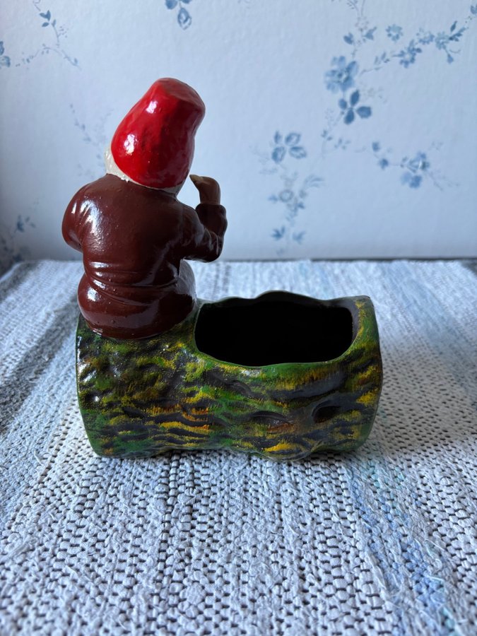 Äldre ytterkruka i form av en stubbe med en tomte | Köp på Tradera ...