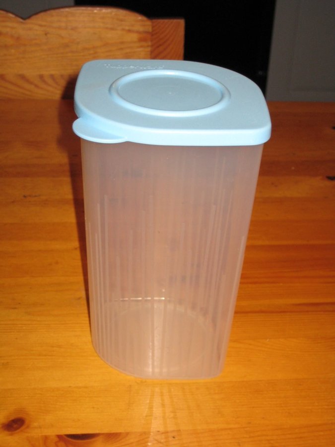 Tupperware kanna / burk med lock 1,5 liter | Köp på Tradera (694429319)