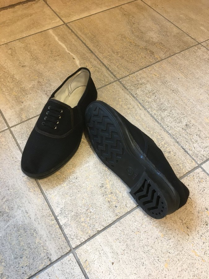 Kinesiska svarta tygskor stor.. | Köp från Eastern_Mood på Tradera ...