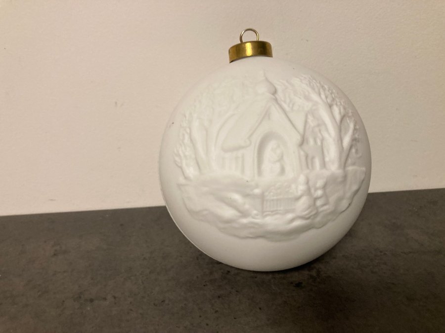Julgranskula i porslin, relief av kyrka/gudstjä.. | Köp på Tradera ...