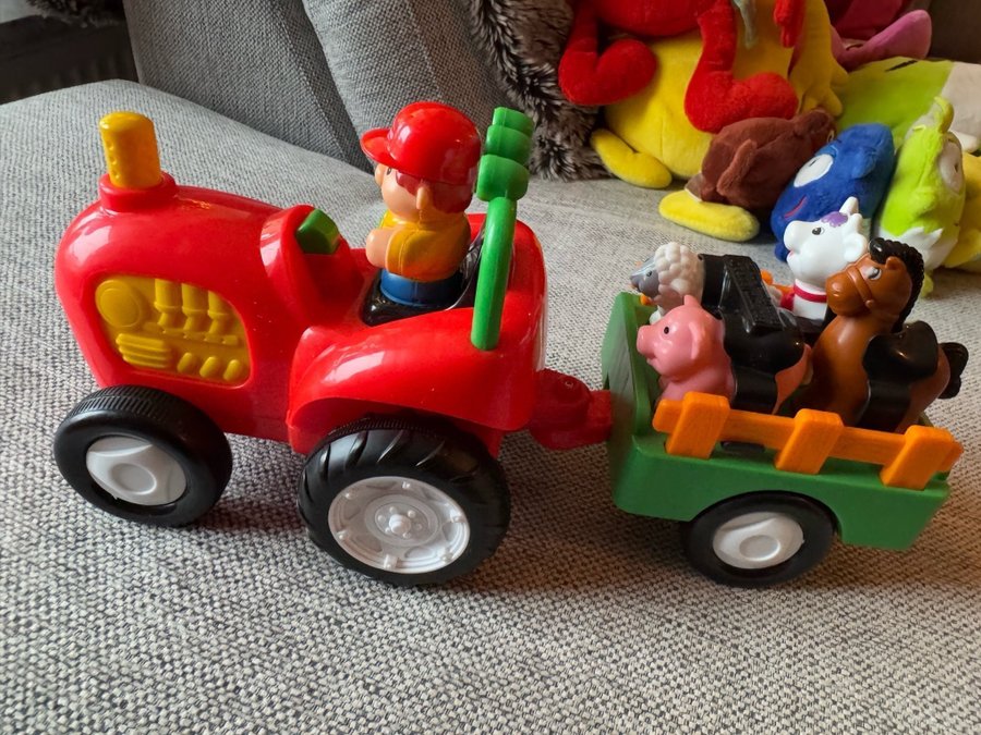 Se produkter som liknar Röd traktor med släp och djur på Tradera ...