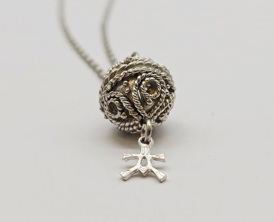 Se produkter som liknar Trollkula / Komsekula halsban.. på Tradera ...