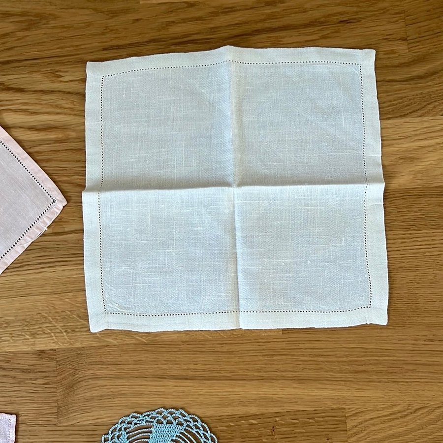 Fina handbroderade och virkade dukar | Köp på Tradera (701770359)