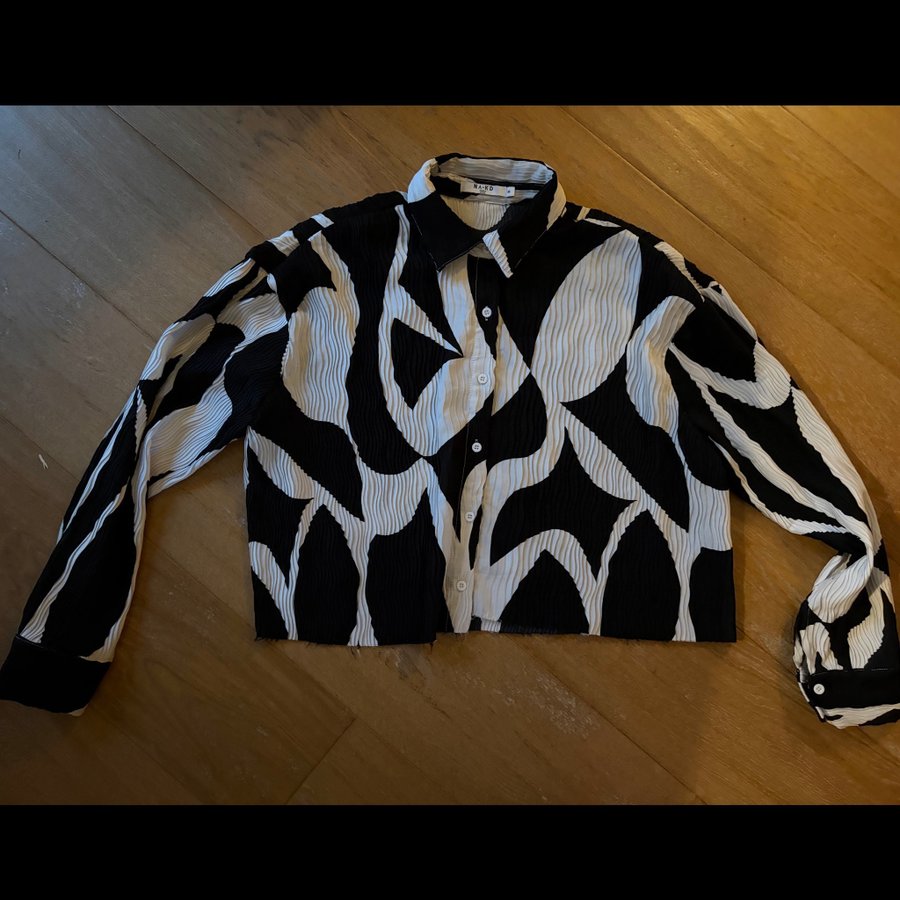 Cool blus i svart vitt från NA-KD, 36/38 | Köp på Tradera (735542775)