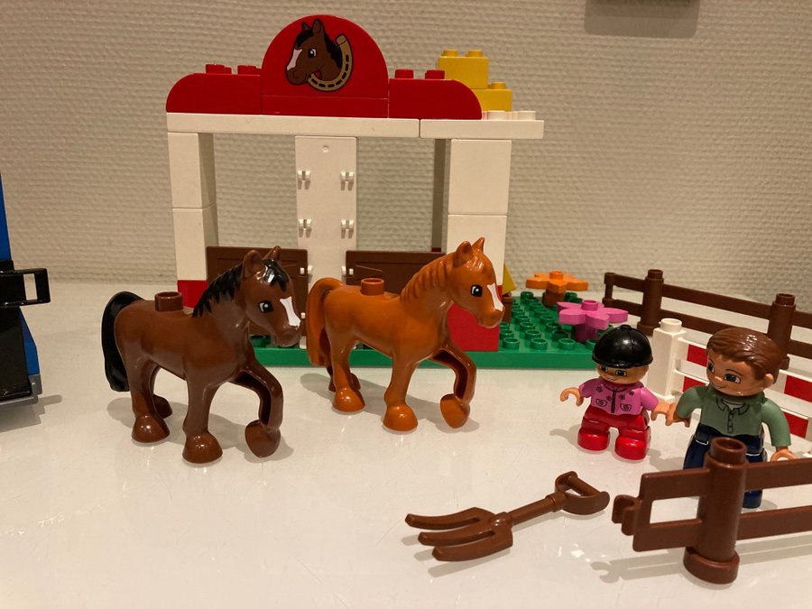 Lego DUPLO stall med hästar och hästtransport | Köp på Tradera (573433621)