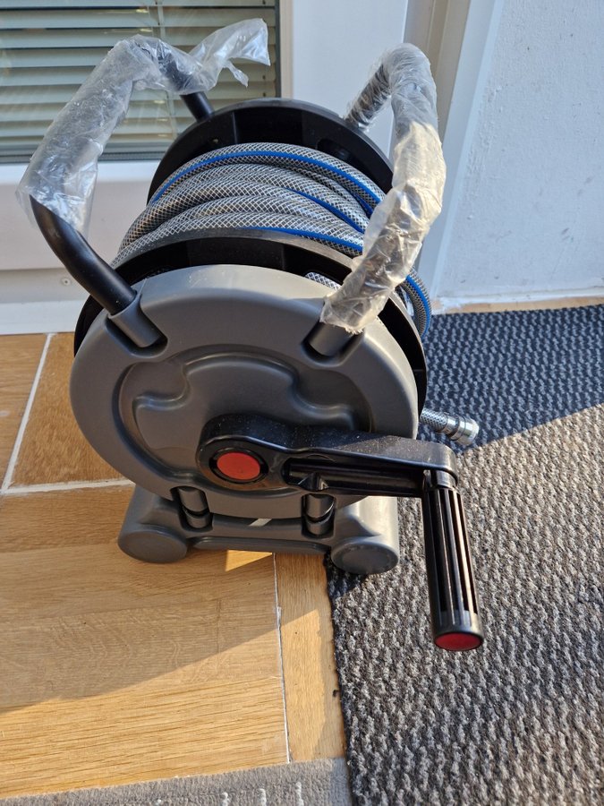 Trädgårdsslang med slangvinda och kran koppling | Köp på Tradera ...