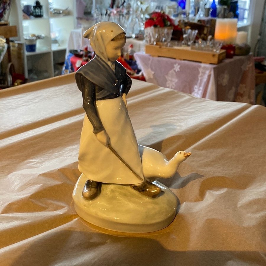 Porslinsfigur Flicka med Gås -.. | Köp från Antikhallen på Tradera ...
