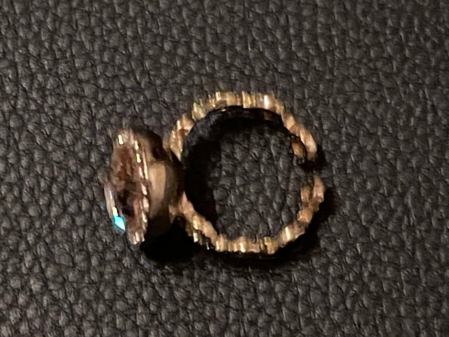 Ring med stor sten av Lily and Rose. | Köp på Tradera (712194813)