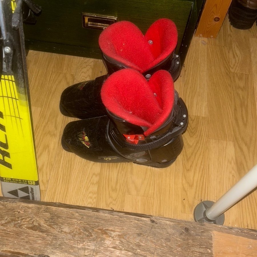 Skidutrustning: Skidor och pjäxor | Köp på Tradera (708786011)