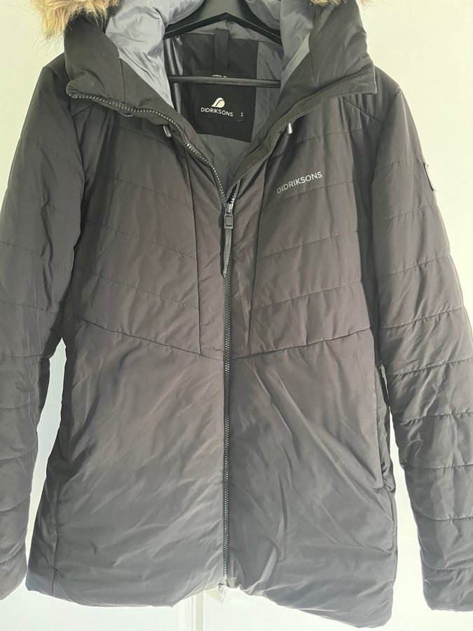 Se produkter som liknar Didriksons svart jacka, storl.. på Tradera ...