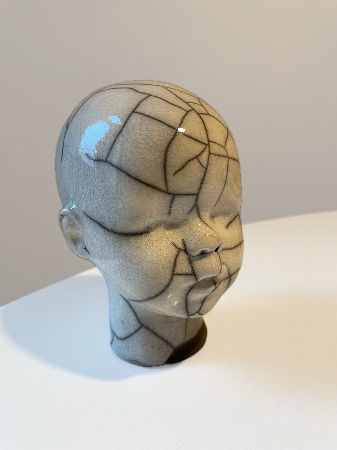 Se produkter som liknar Keramisk skulptur Raku doll på Tradera (657081924)