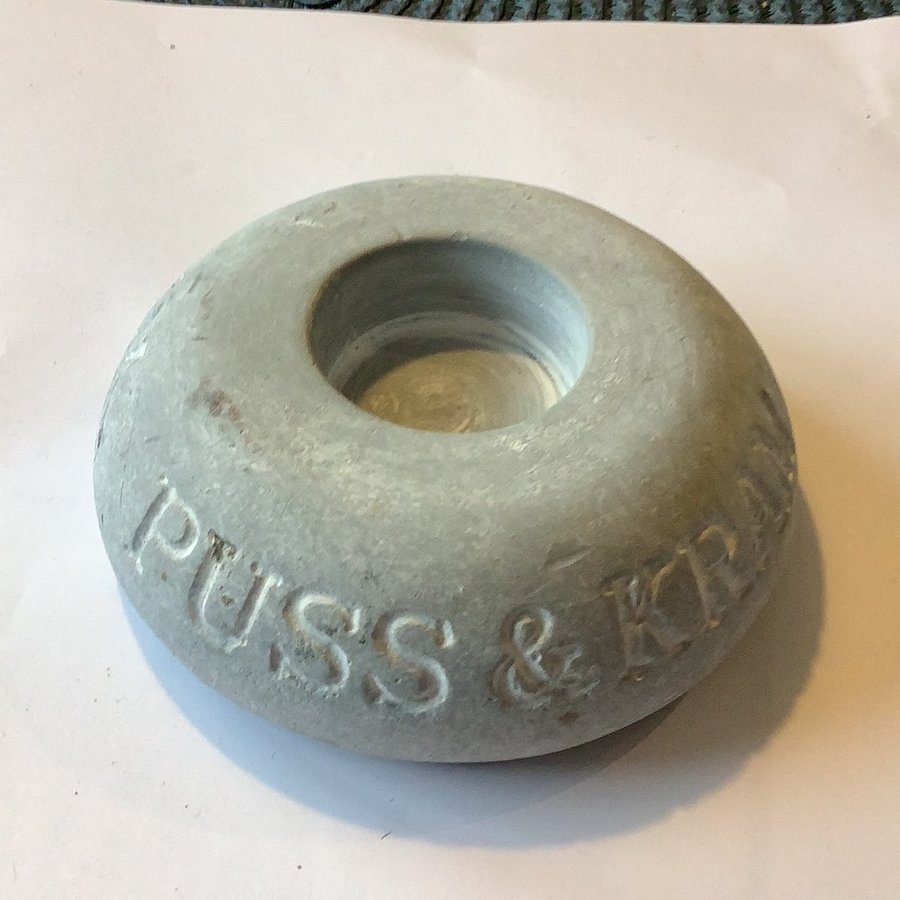 Se produkter som liknar Puss & Kram Ljusstake betong på Tradera (702068948)
