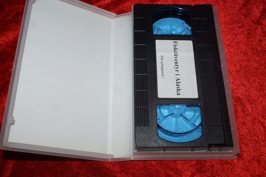 Se produkter som liknar FISKÄVENTYR i ALASKA VHS-FILM.. på Tradera ...