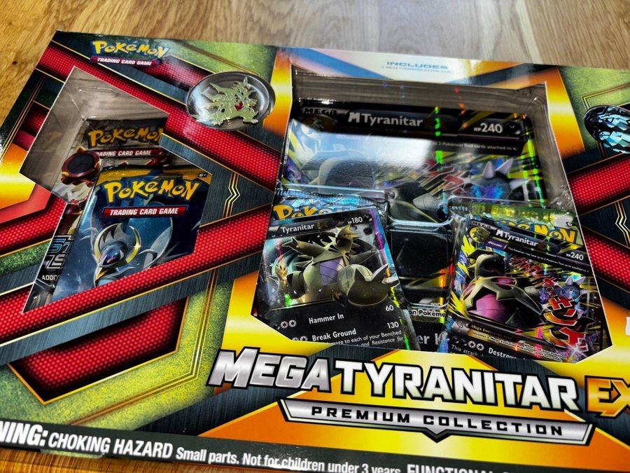 Mega Tyranitar EX Premium Collection OÖPPNAD - .. | Köp på Tradera ...